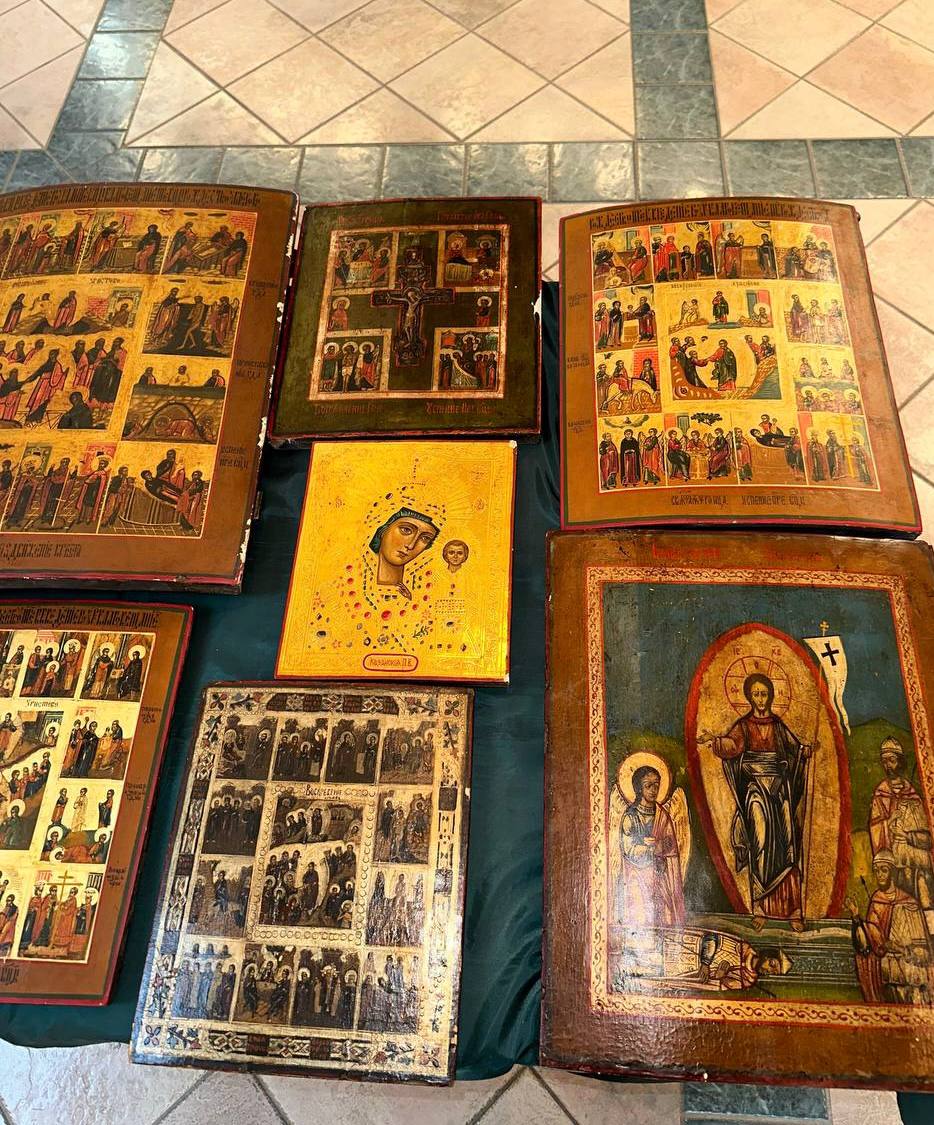 Таможенники передали церкви 13 изъятых икон ::Первый Севастопольский